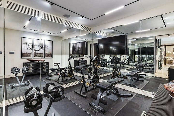 Ultra Prime Luxe Retreat | Gym And Spa - London, UK