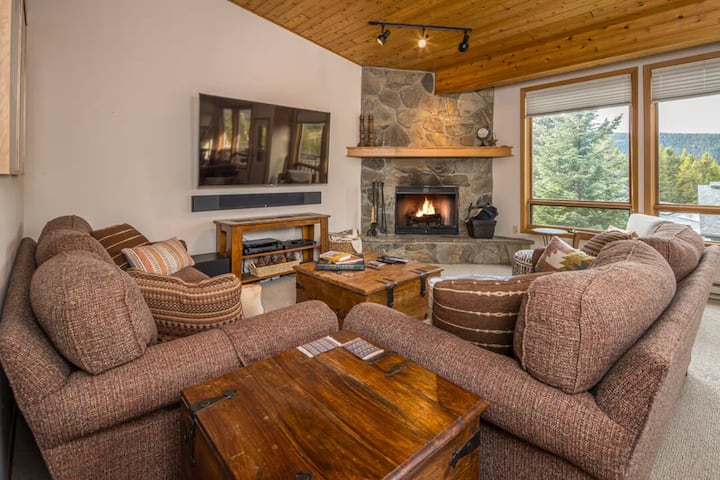 Big Sky Retreat | Indoor Hot Tub + Mtn Views - Big Sky, MT