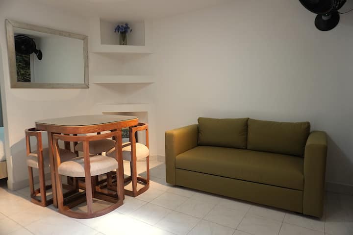 Apartaestudio En Segundo Piso De Casa Familiar - Cali