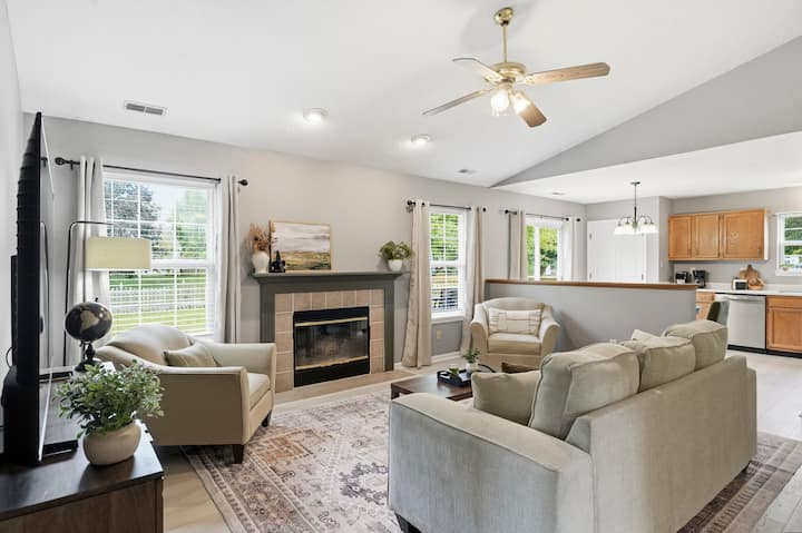 Ranch Home W/garage, Laundry, Deck And Fire Pit. - Noblesville, IN