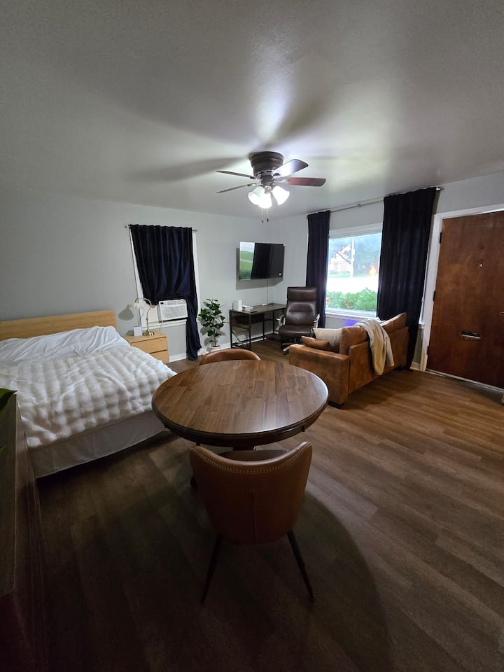 Cozy Studio - Brookfield, WI