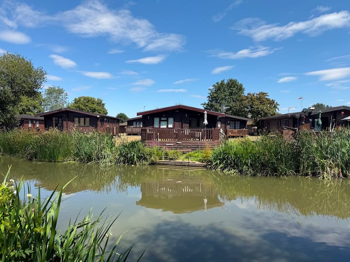 Lodge On The Lake Within The Cotswold Hoburne - South Cerney