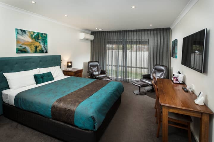 Superior Queen Room With Kitchen In Addison Motor - Shepparton
