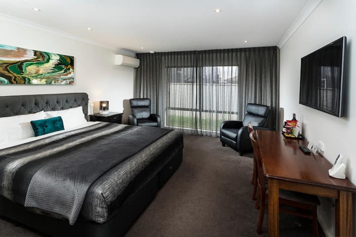 Superior King Room With Kitchen In Addison Motorin - Shepparton