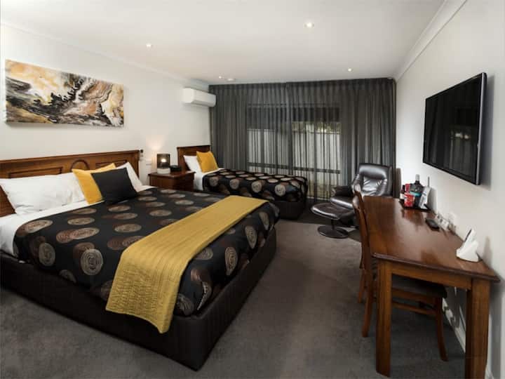 Executive Twin Bed Room In Addison Motor Inn - Shepparton