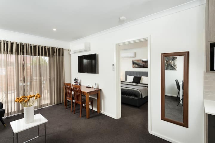 Superior King Room+lounge Room In Addison - Shepparton