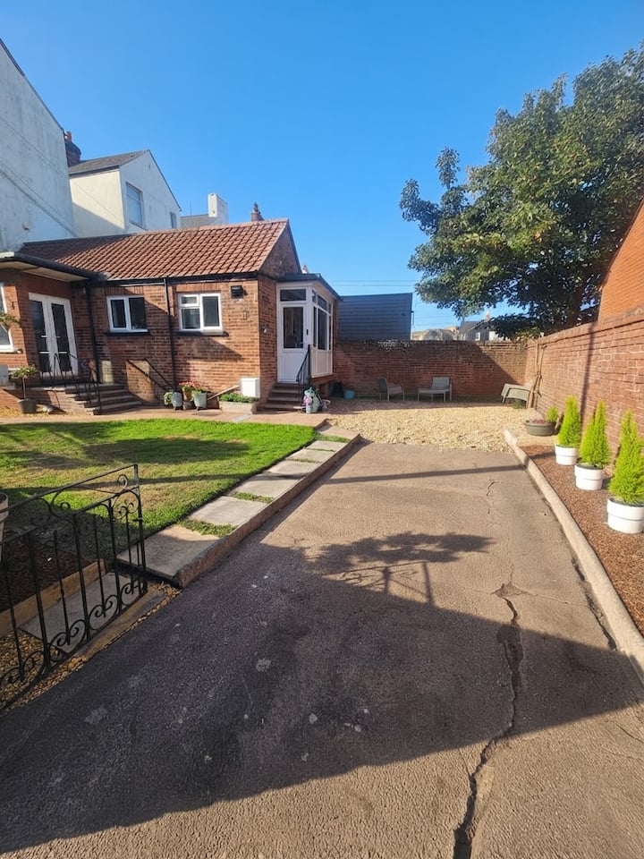 Sunset & Salt, 2 Bedroom Bungalow By The Sea - Exmouth
