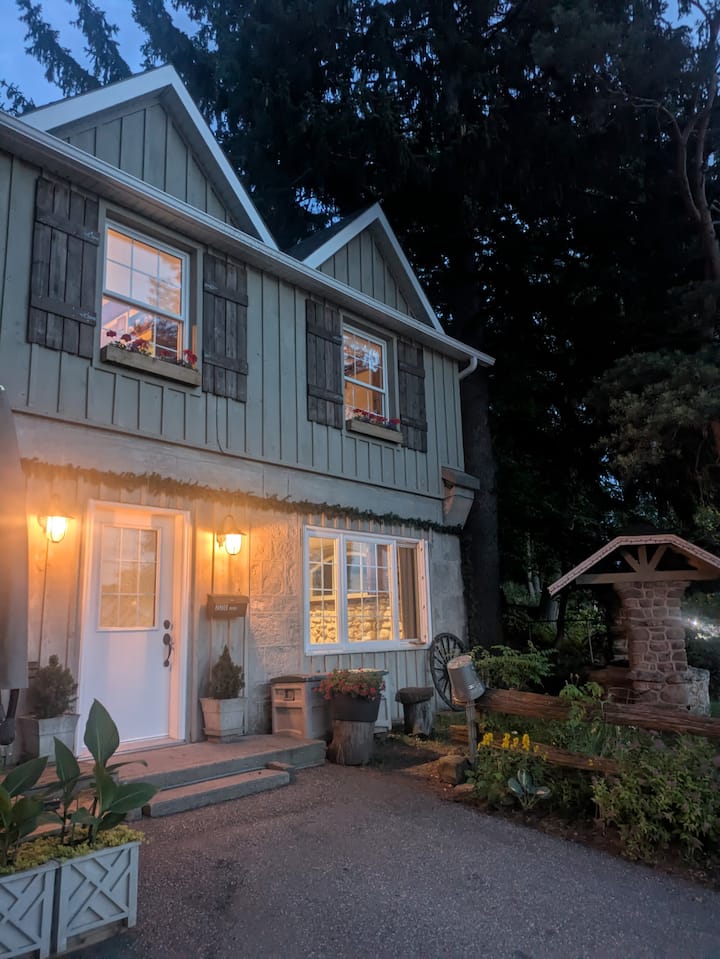 Olde Stone Coach House - Cozy Downtown Getaway - Fergus