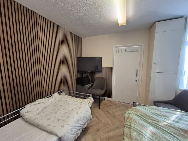 Small Appointment, Kitchen, Closer 2 Train Station - Farnham