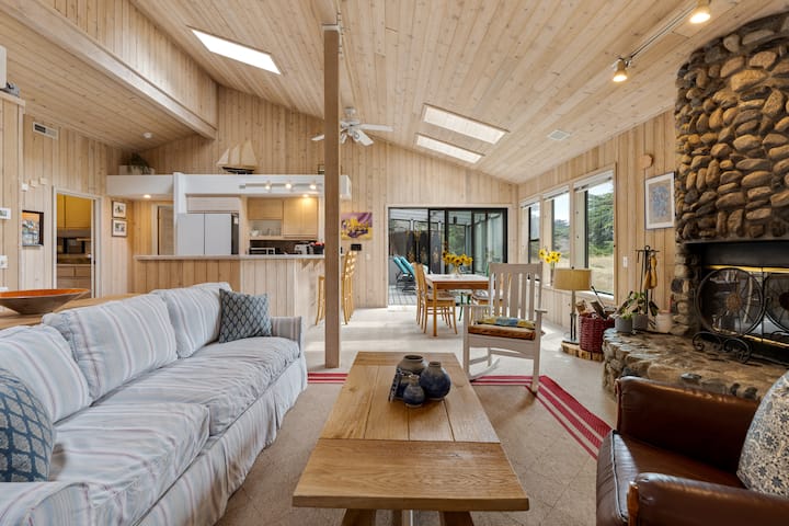 Cypress On The Green | Coastal Retreat W/ Hot Tub - Gualala, CA