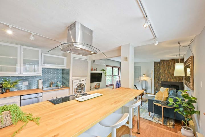 Cozy Top-floor 2br | Mountain Balcony Retreat - Boulder, CO