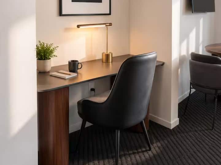 Cozy Luxury Studio, Short Hop To Kinnick & Ui - Iowa City, IA