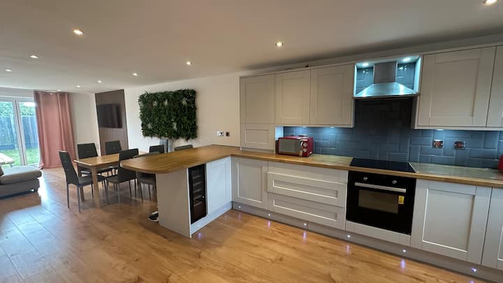 Modern 4 Bed Three Storey House Parking For 3 - Loughborough