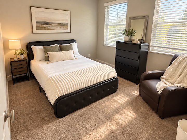 Amethyst Alcove | Cozy, Light Massage Chair Escape - Fresno, CA