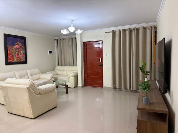 Casa De 3 Pisos Frente Al Parque Villa Santa María - Laredo