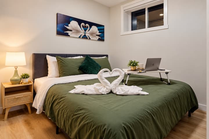 Entire Private Cozy King Bed | Minutes To Downtown - Calgary