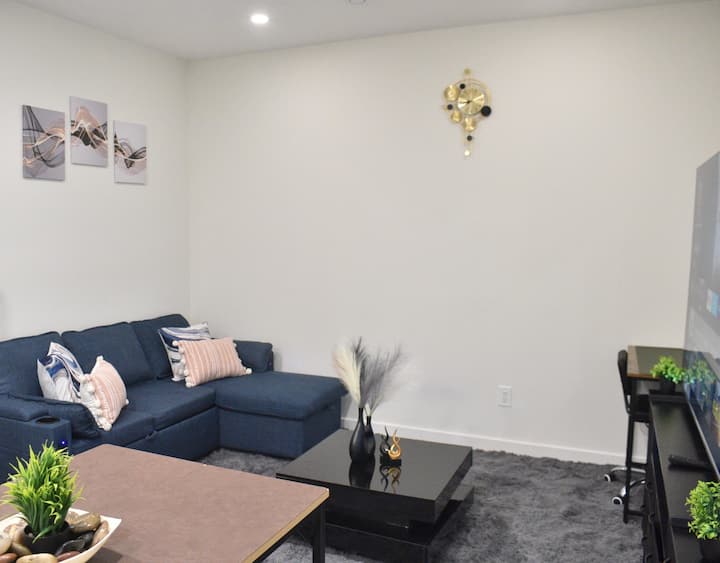 Cozy & Spacious 2br Basement |Sleeps 6 - Airdrie