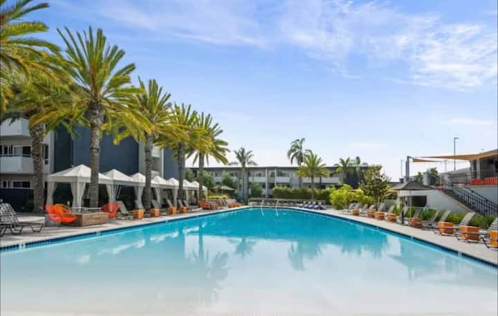 Ac, Parking, Pool, Jacuzzi, Gym, Pickleball Courts - Newport Beach, CA