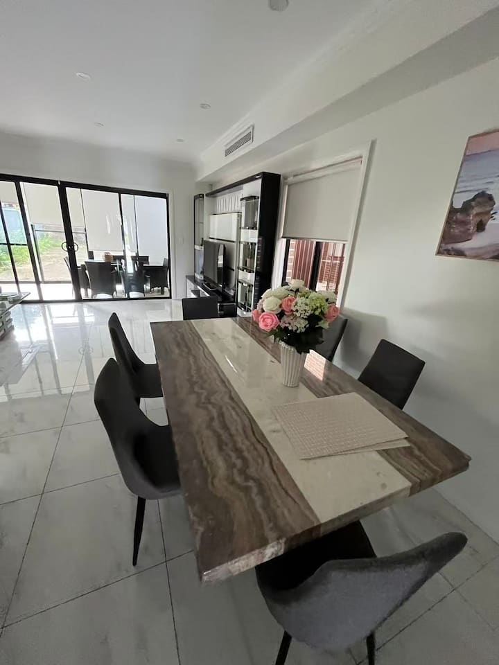 Modern Panania 6br Home | 3 Baths | Free Garage - Fairfield