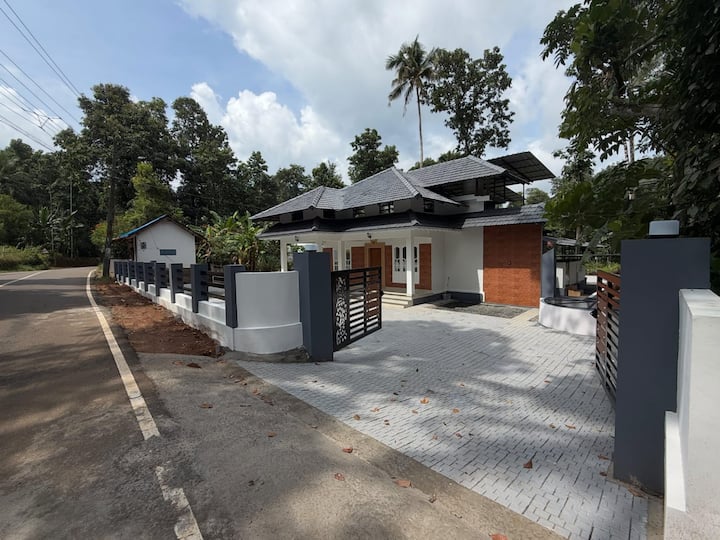 Peaceful Family Home Near Kidangoor, Cherpunkal - Pala
