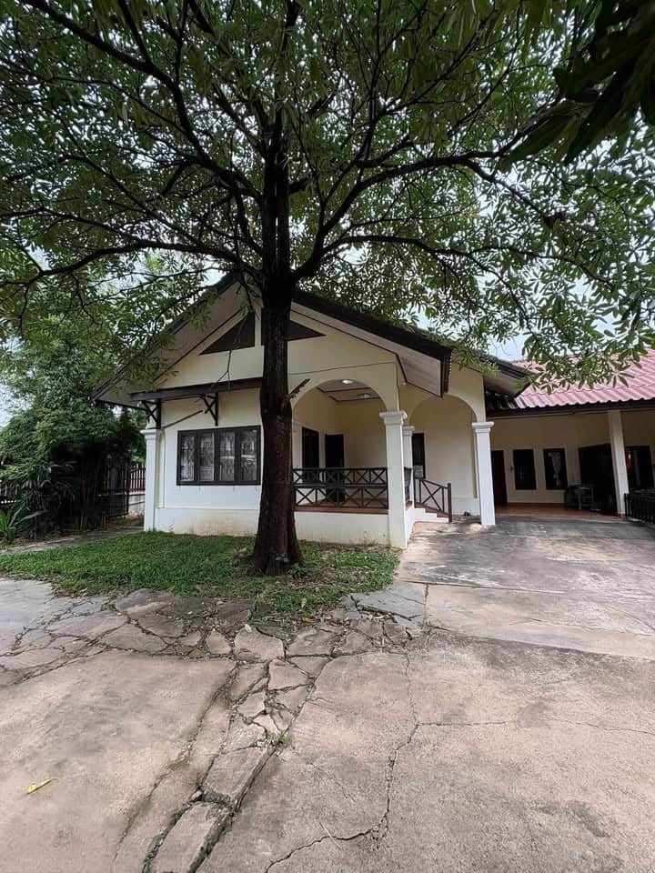 Charming Single-story Home With Porch & Parking - Vientiane