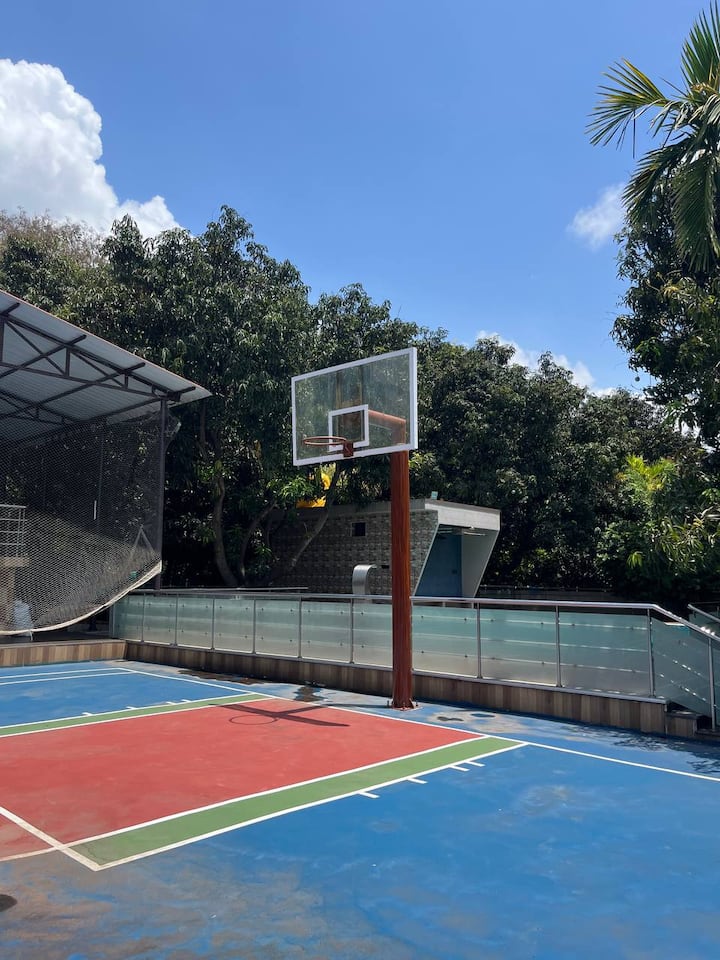 Private Tree House With Pool & Sports Courts - Tada