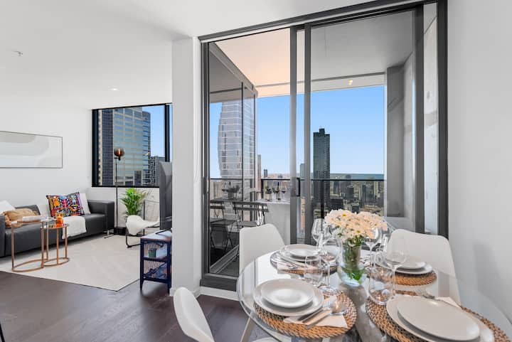 Top Floor City Escape | 180° Views, Pool, Parking - Australia