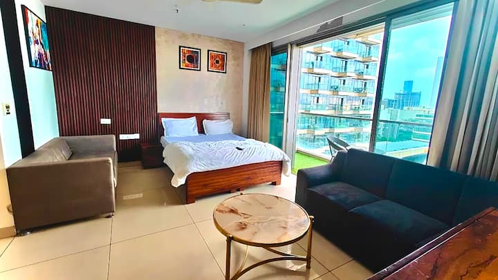 Cityline Studio With Rooftop Pool And Balcony - India