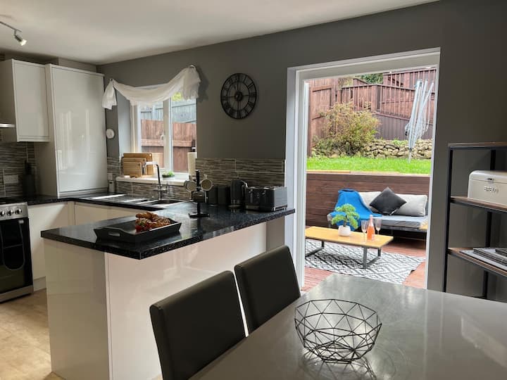 Bliss Retreat - Spacious 4 Bedroom House - Bridgend
