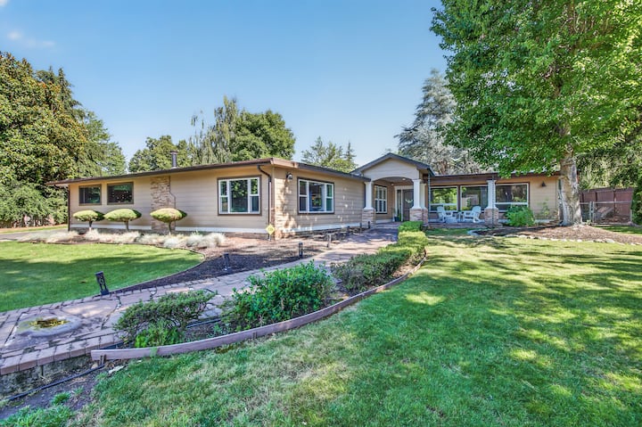 Spacious Beauty - Hot Tub, Fire Pit & Lush Yard - Medford, OR