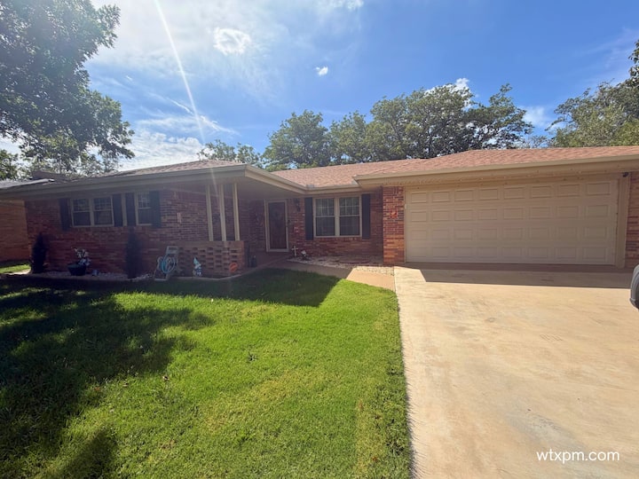 Cute, Cozy And Clean 3 Bedroom House. - Amarillo, TX