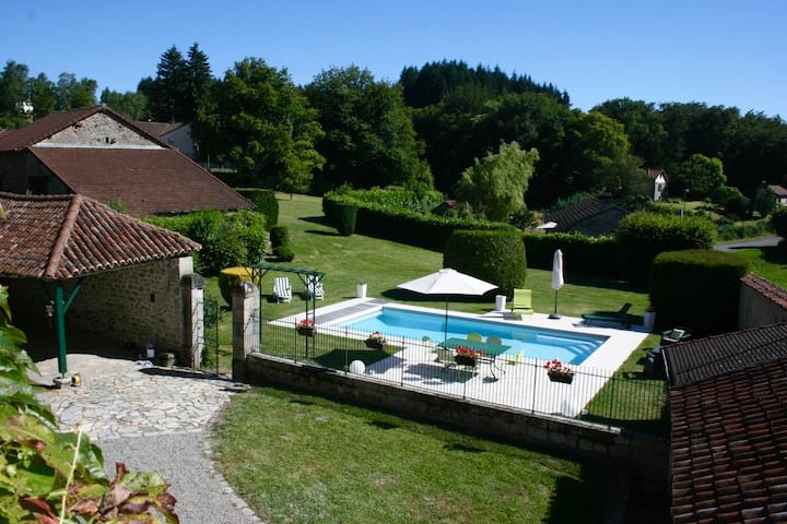 Le Clos De La Tour - Demeure De Charme - Piscine - Puy du Fou