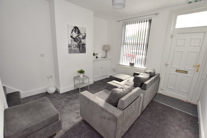 3 Bed Modern Derby Town House (Parking) - Derby