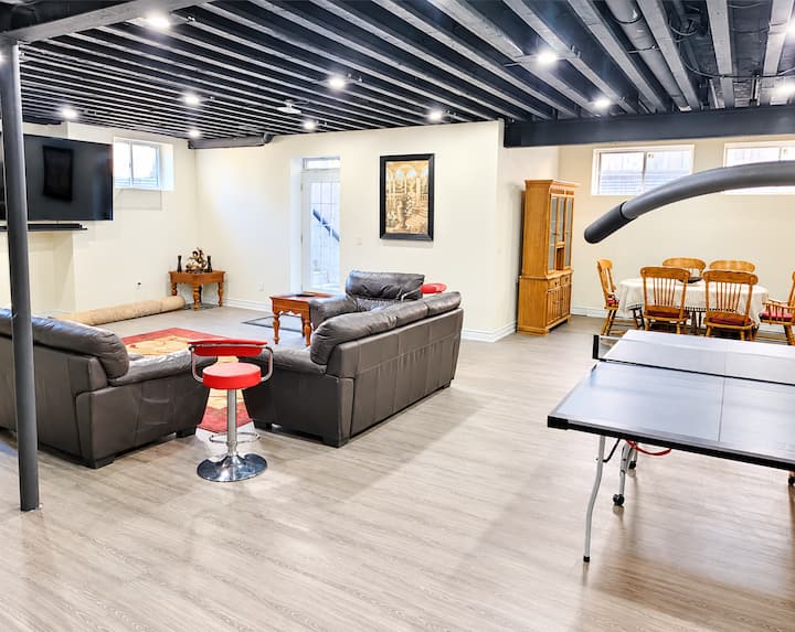 Spacious 2br Guest Suite | 9 Ceiling & 85 Tv - Oakville