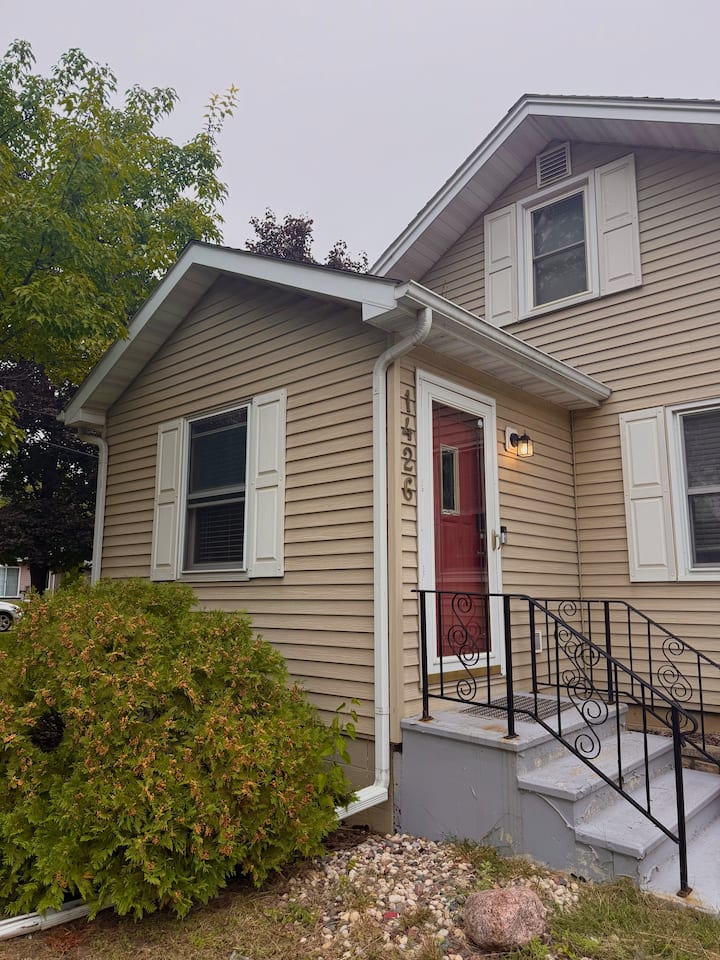 Cute Cottage On The River - La Crosse, WI