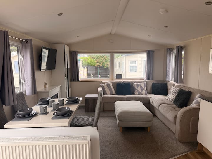 8 Berth 3 Bed Spacious Seaside Getaway - Towyn