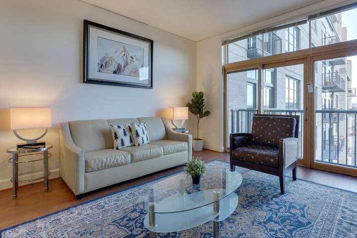 Downtown Apartment: Spacious & Modern Living - Portland, OR