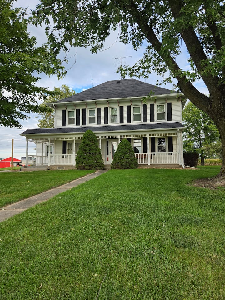 Beautiful 4 Bedroom Farmhouse In The Countryside - Mount Pleasant, IA