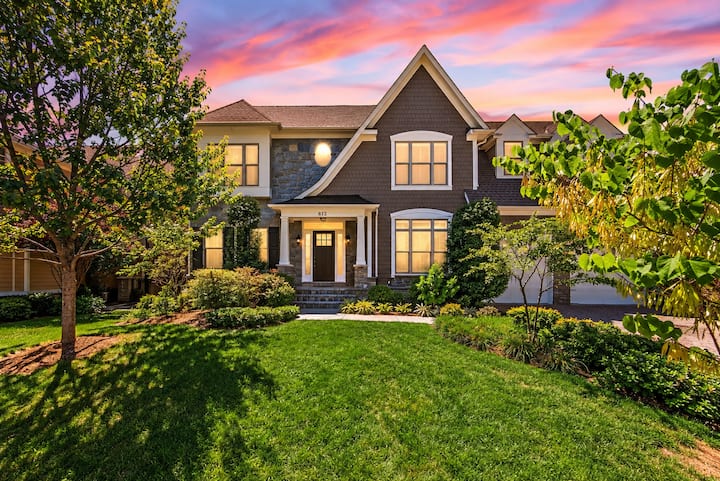 Luxury 5br Arlington Home | Sauna, Gym & Garage - Washington, DC