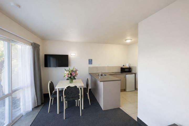 Serviced 1 Bedroom Apartment - Walk To City Centre - Napier
