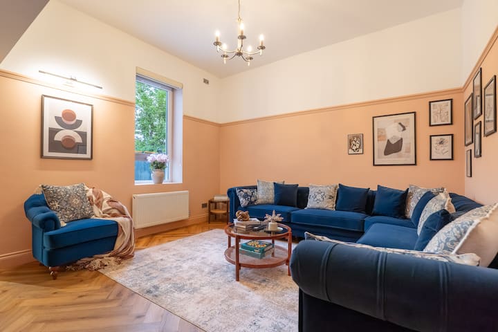 Stylish 5br Home | Garden Pergola | Free Parking - Glasgow