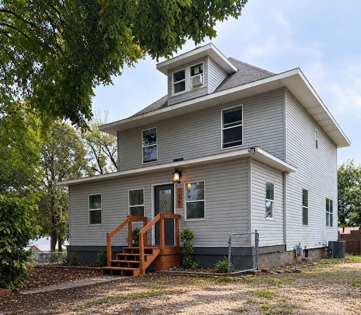 Huge 7br/3ba Home | Sleeps 16 + Deck - Ankeny, IA