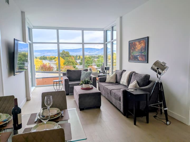 Cozy Escape: 2br/2b Luxe Condo, Sauna, & Hot Tub - Kelowna
