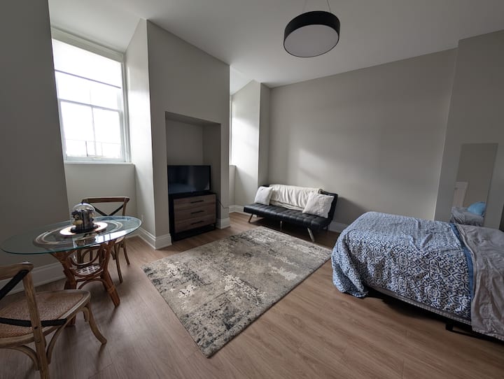 Simple & Nice Studio Apartment Nestled Downtown - Peterborough, Canadá