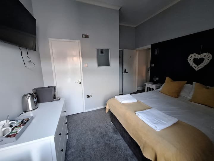 Work Stay Ready | Fast Wi-fi | Parking | Central - Southport