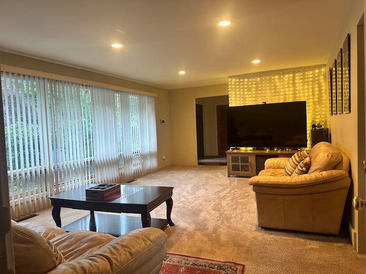 Charming 2-bedroom In Bellevue. - Kirkland, WA