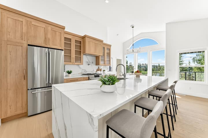 Modern Waterfront Retreat | Sleeps 6 - Chestermere