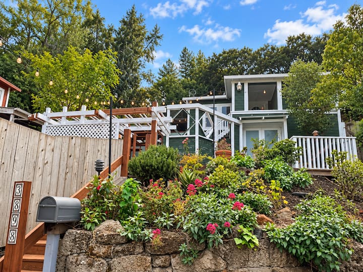 2 Bedroom Rustic Hillside Cottage - San Leandro, CA