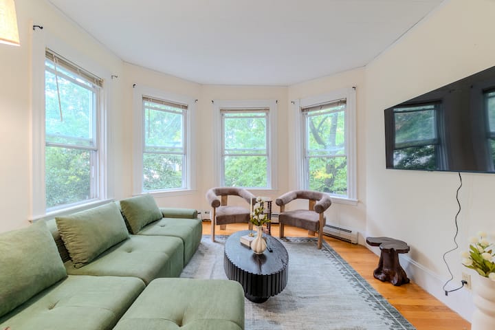 Elevated Cambridge Residence- 4 Queen Beds/1.5bath - Jamaica Plain - Boston