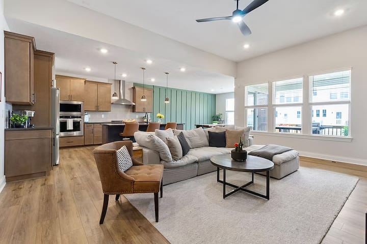 Uptown Retreat | Private Suite + Living Room - Polaris, OH